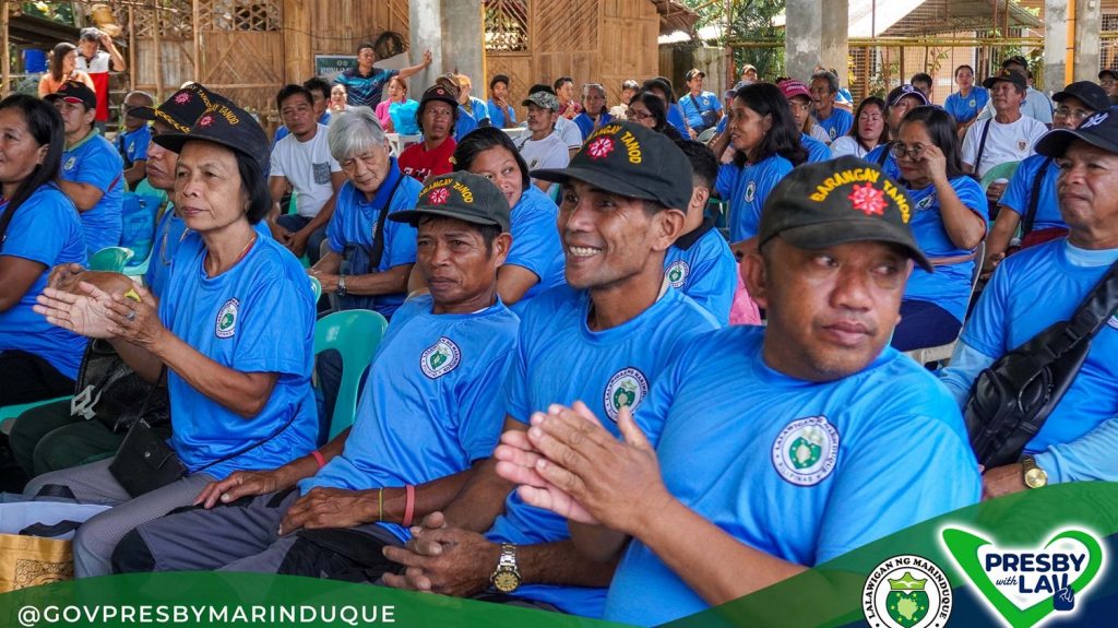 Mga barangay tanod sa Marinduque tumanggap ng food packs, flashlights